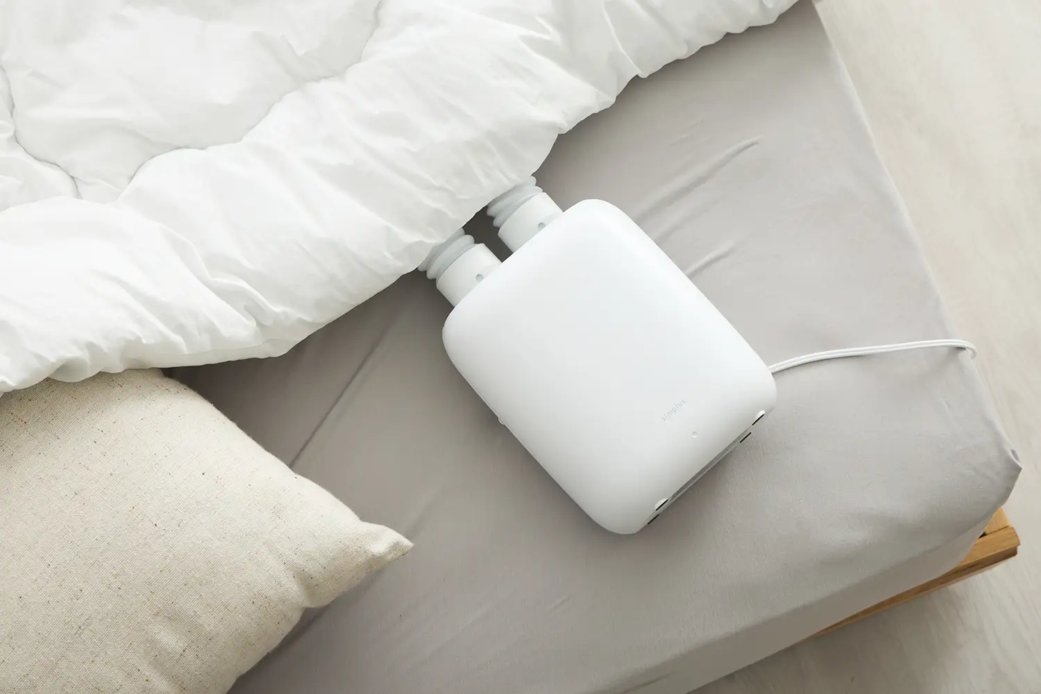 シンプルな中に個性が光る「simplus」シリーズから、機能性とデザイン性を両立した布団乾燥機「SP-FD01」が新登場。 | ものづくり事業 | 株式会社ジェネレーションパス